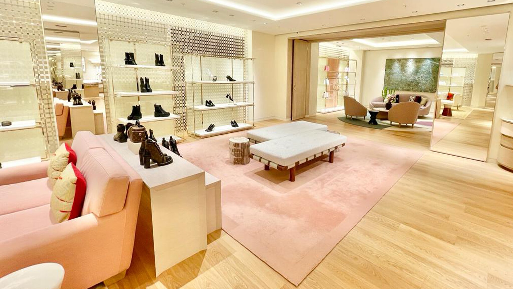 Louis Vuitton Edinburgh Store in Edinburgh, United Kingdom | LOUIS VUITTON